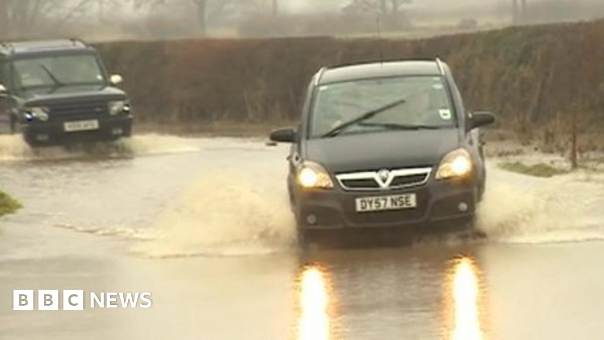 Flooding disrupts travel in East Midlands - BBC News