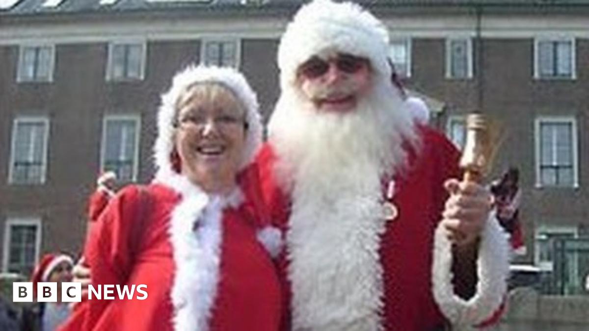 Dunstable's Santa Ron opens Christmas skills school - BBC News