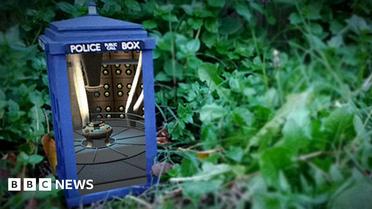 DIY Tardis looks bigger on inside with augmented reality - BBC News