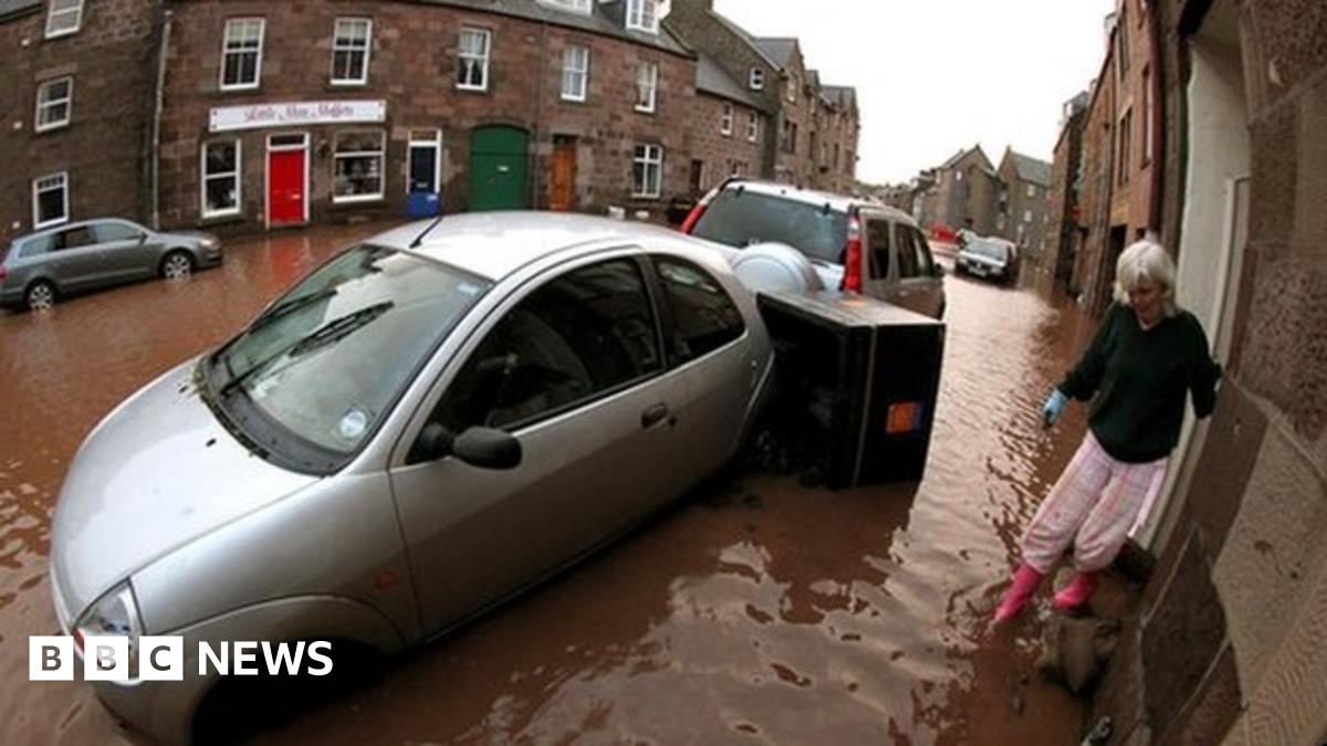 Christmas flooding threat eases - BBC News