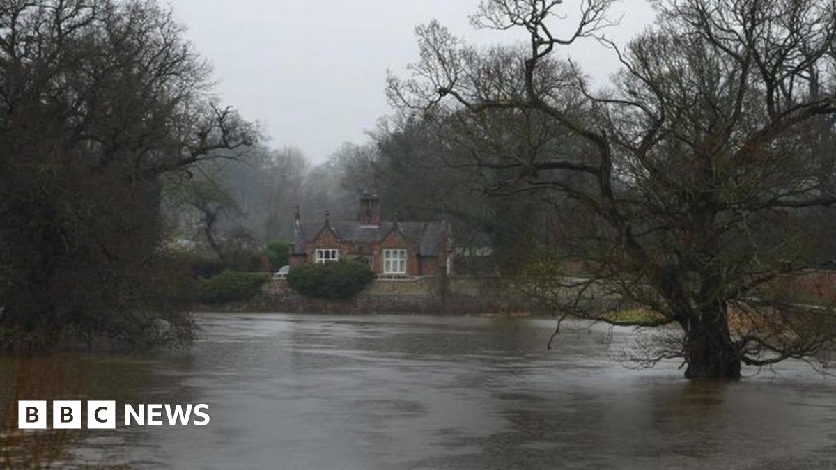 Christmas flood risk remains with rain set for days - BBC News