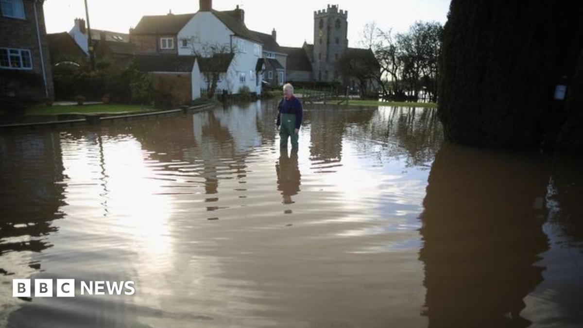 Wet weather affects Britain's rail and roads - BBC News