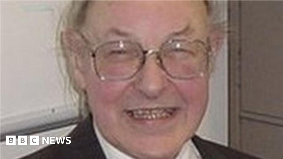 Academic and writer Archie E Roy dies aged 88 - BBC News