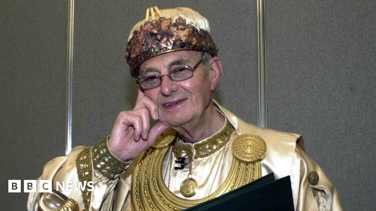 Language row: Police called after Dr Robyn Lewis demands shop bill in ...