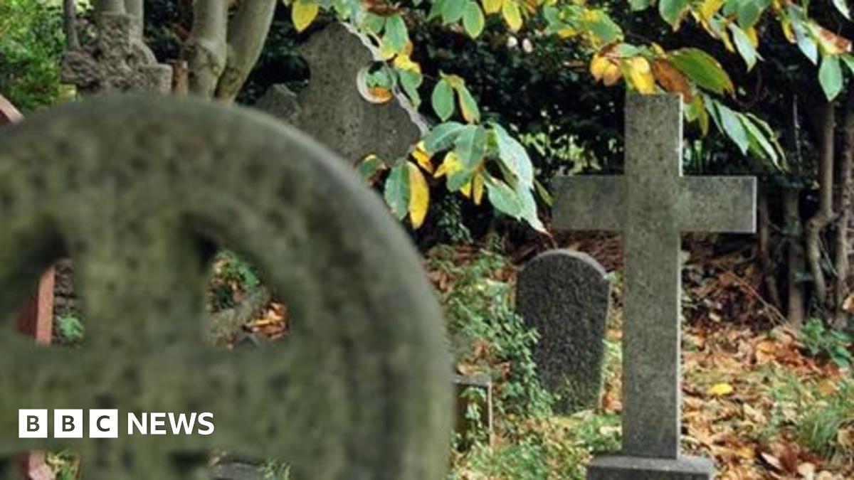 Sound trail traces Hampstead graveyard's buried - BBC News