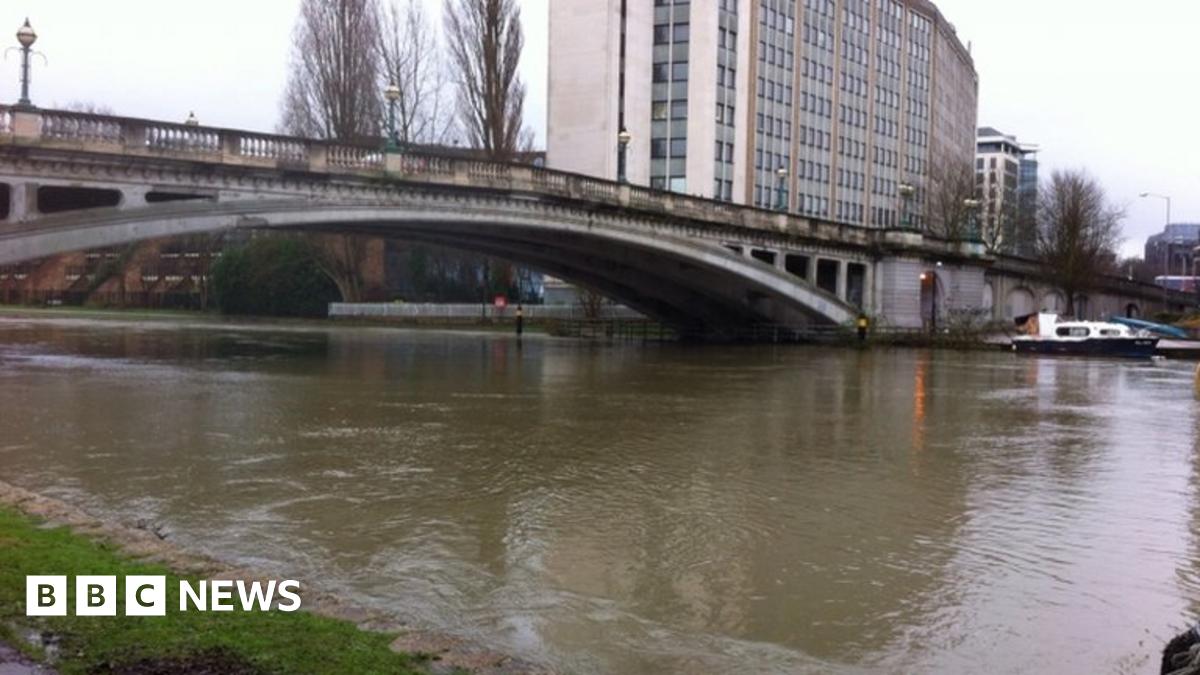 River Thames flood water levels 'stabilise' - BBC News