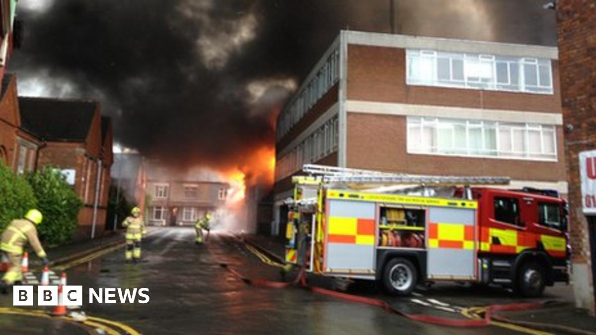 Barwell factory fire: wind causes further blazes at site - BBC News