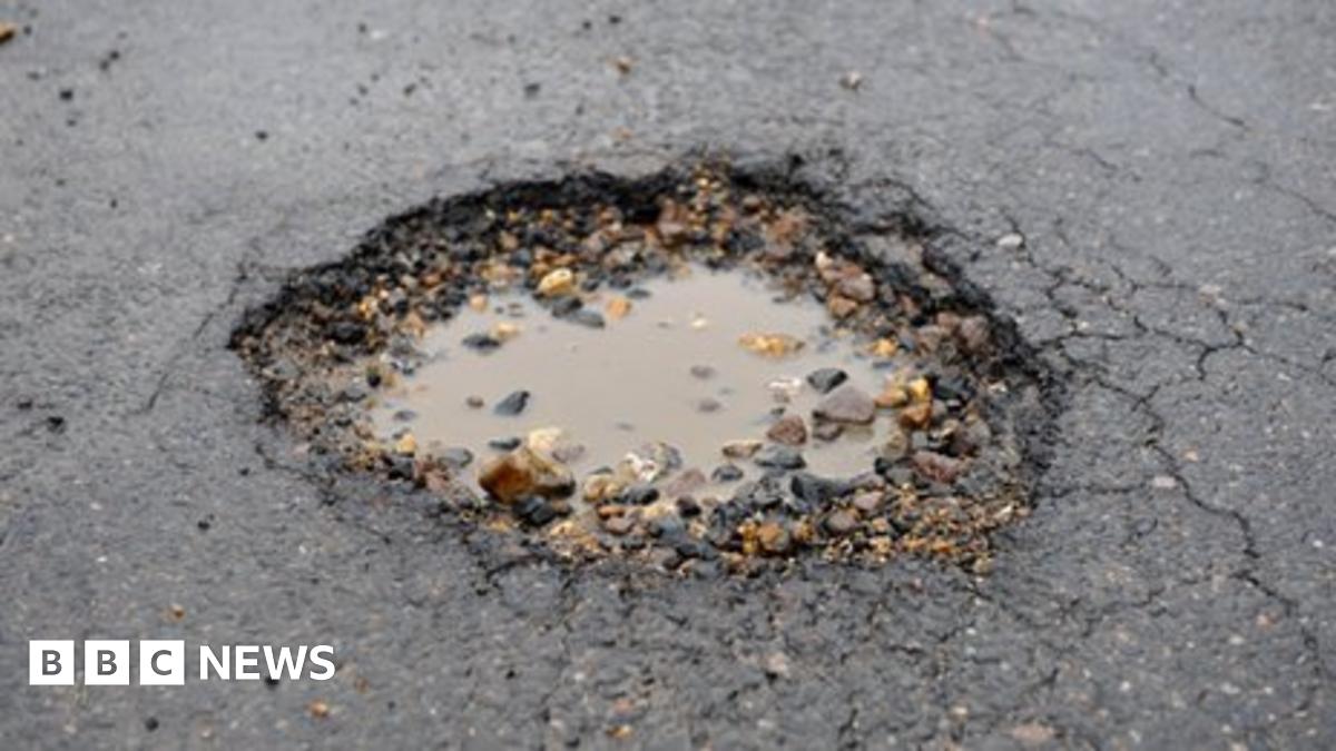 West Sussex motorists warned of potholes after heavy rain - BBC News