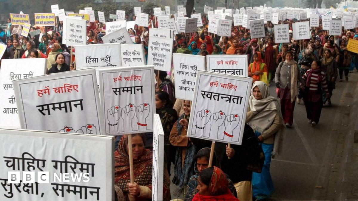 India gang rape: Thousands of women march in Delhi - BBC News