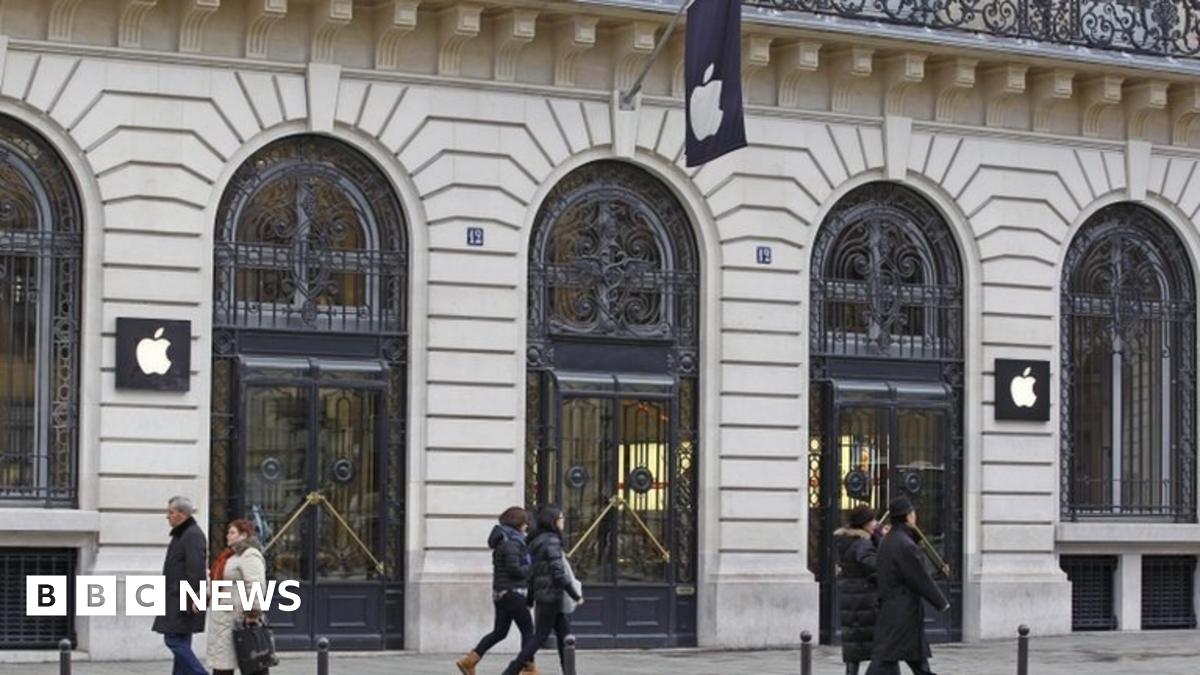 Apple store in Paris hit by thieves in heist - BBC News