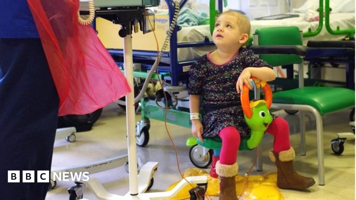 Two-year-old cancer patient raises £20,000 for GOSH - BBC News