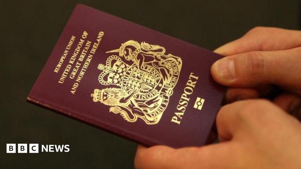 Migrants wrongly told to leave UK by firm hired by UKBA - BBC News