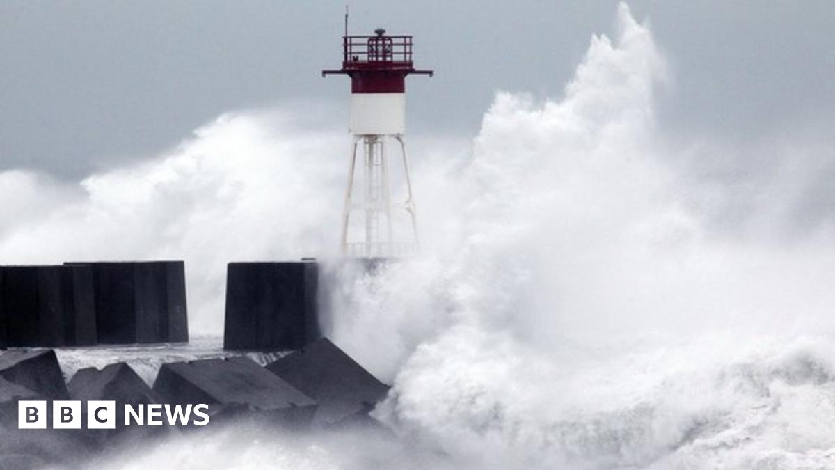 Cyclone lashes French island of Reunion - BBC News