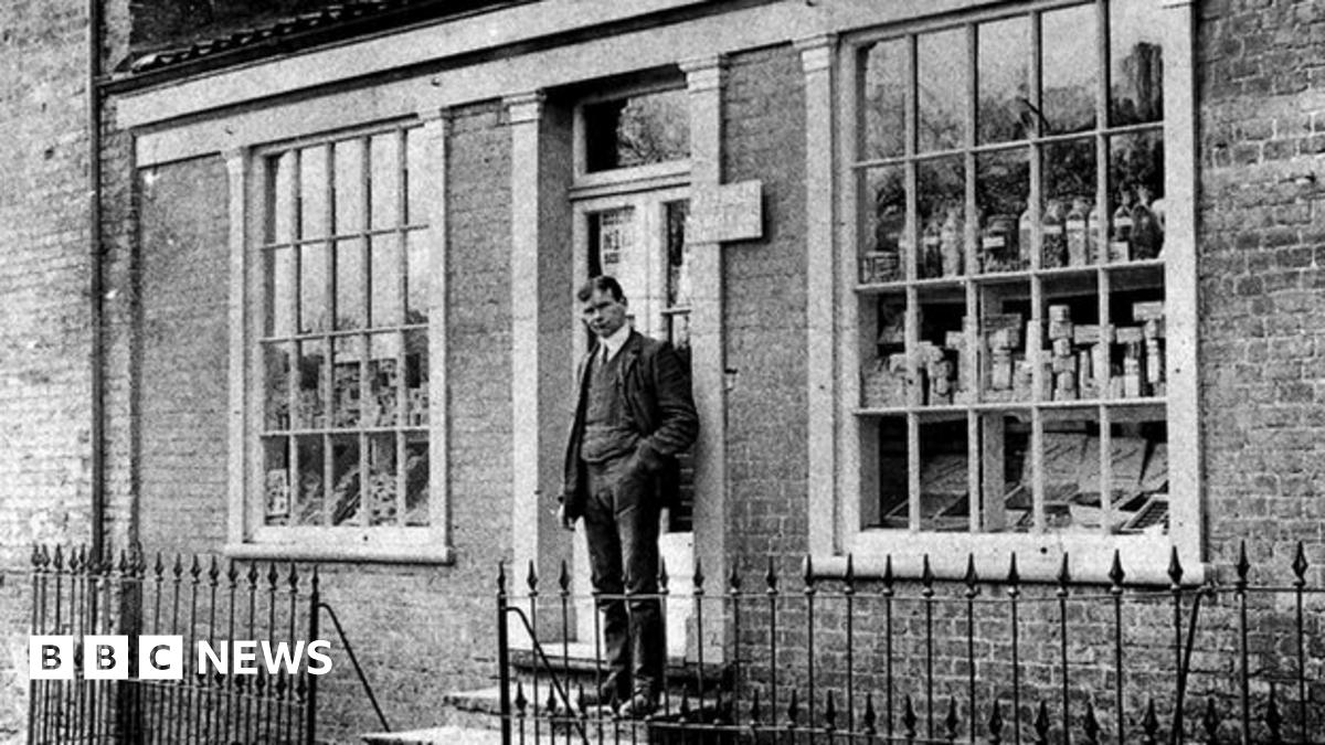 Itteringham Community Shop celebrates 370 years of trade - BBC News
