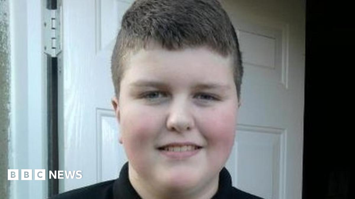Chris Cave's brother gets award for anti-knife campaign - BBC News