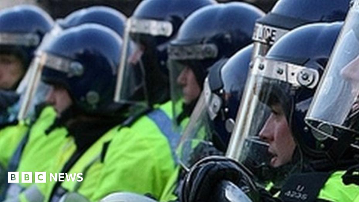 Call to disband Met riot police over mistrust - BBC News