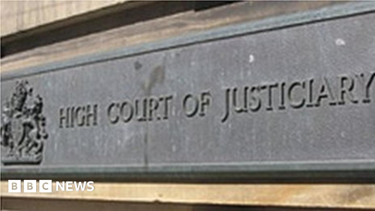 'Honest' robber Callum Maxwell jailed over axe raid - BBC News