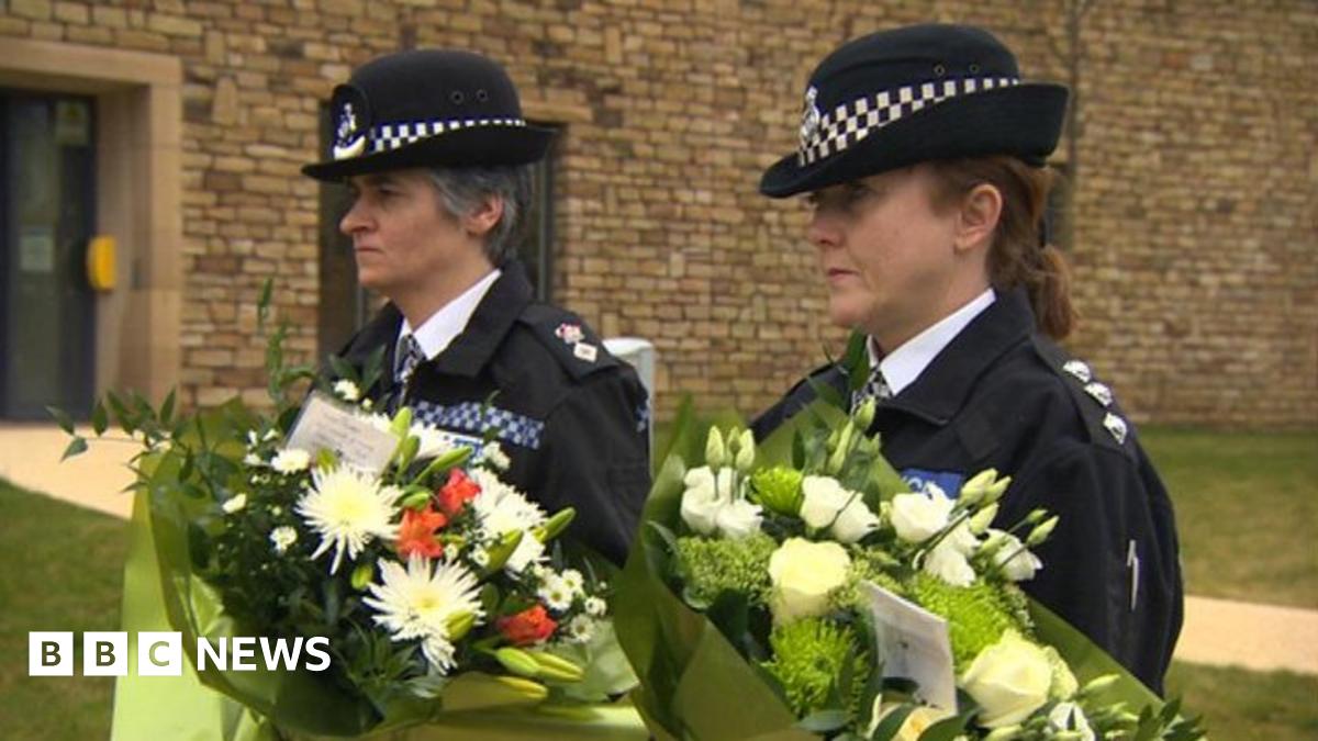 PC Andrew Bramma death: Hundreds sign condolence book - BBC News