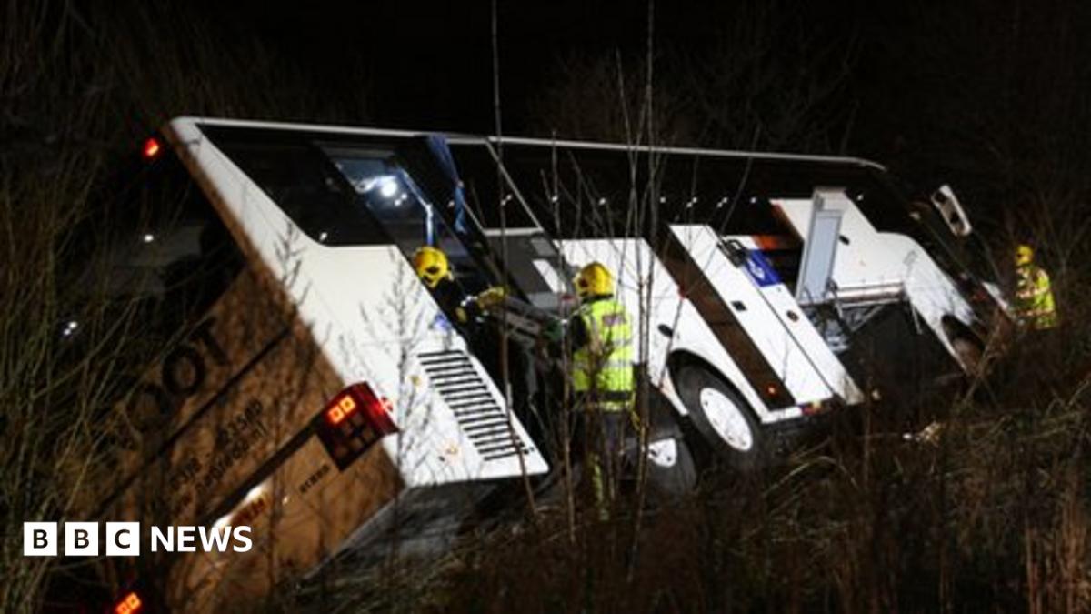 Coach crashes on M3 after driver 'loses consciousness' - BBC News