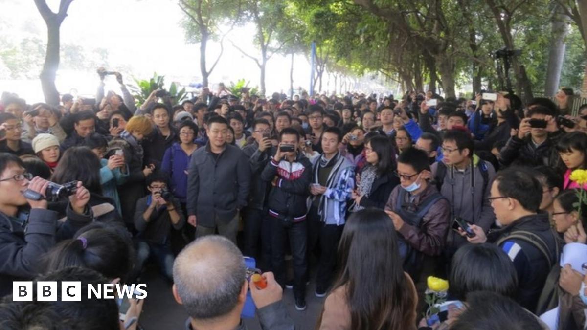 China newspaper journalists stage rare strike - BBC News