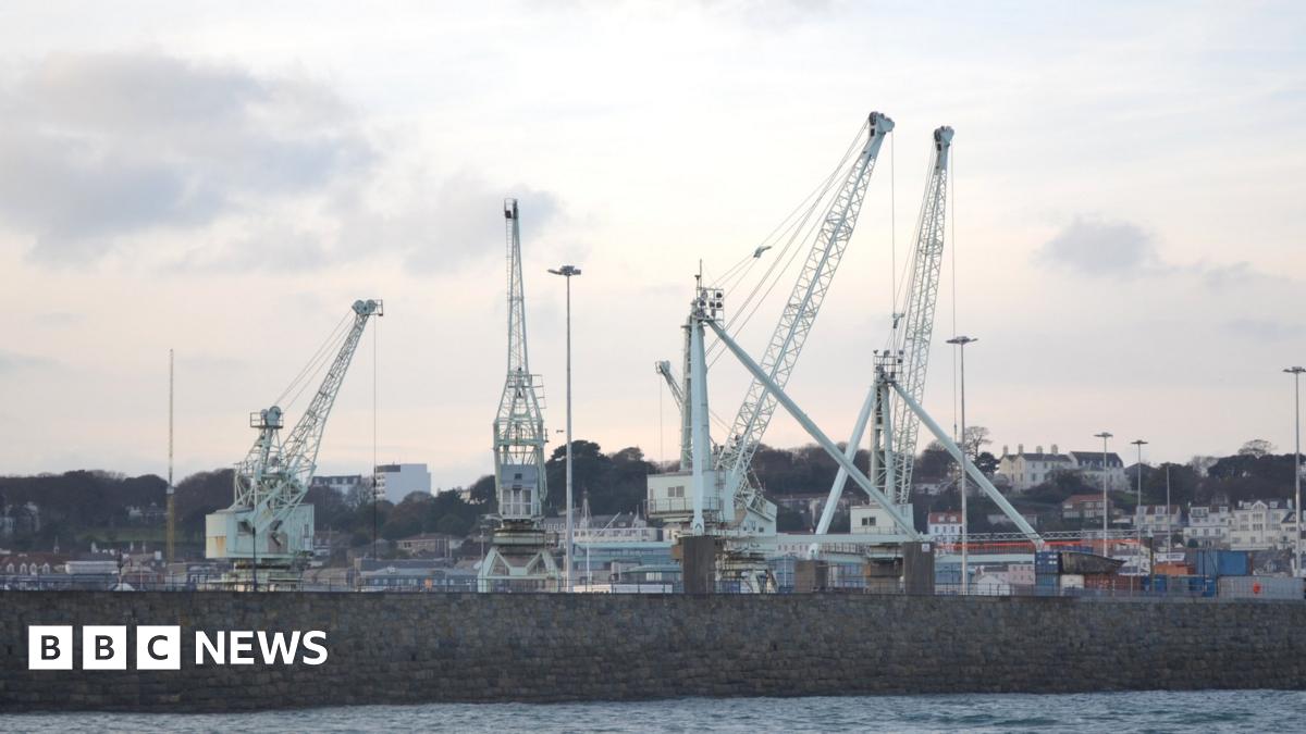 St Peter Port harbour crane demolition begins - BBC News