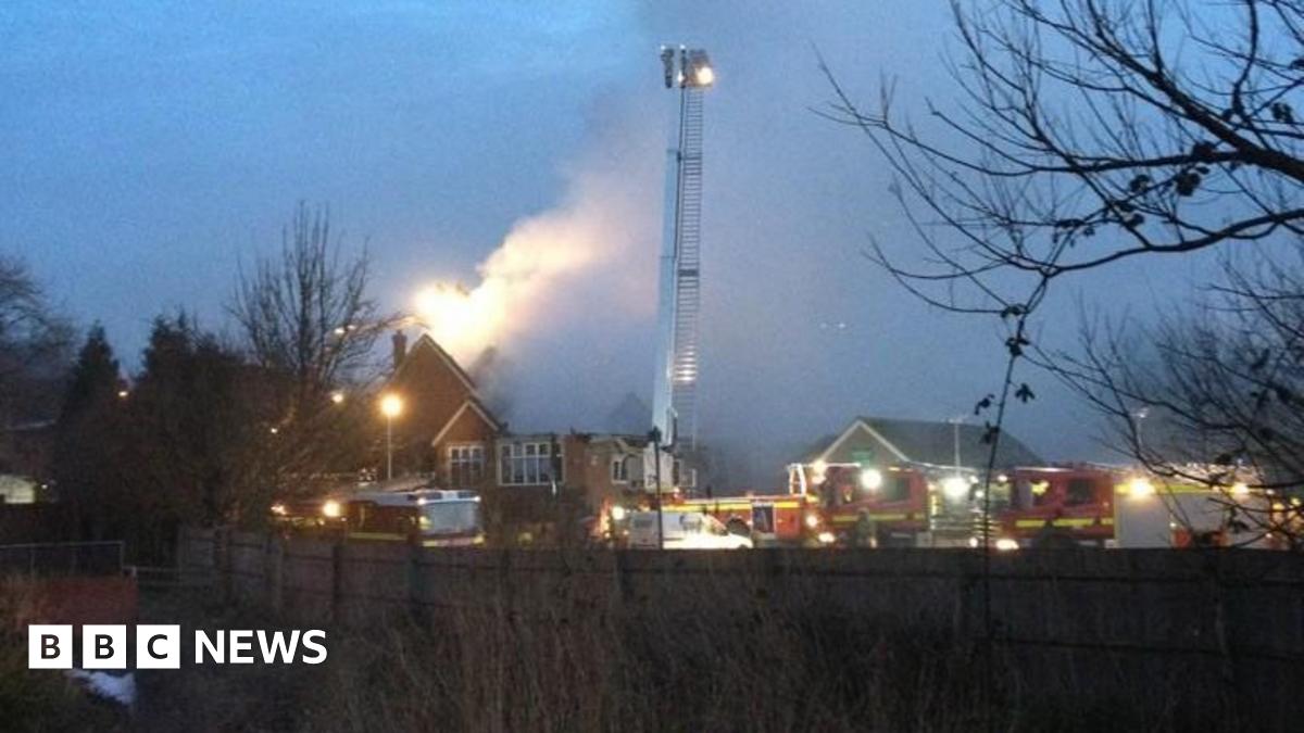 Yeovil pub is severely damaged in fire - BBC News