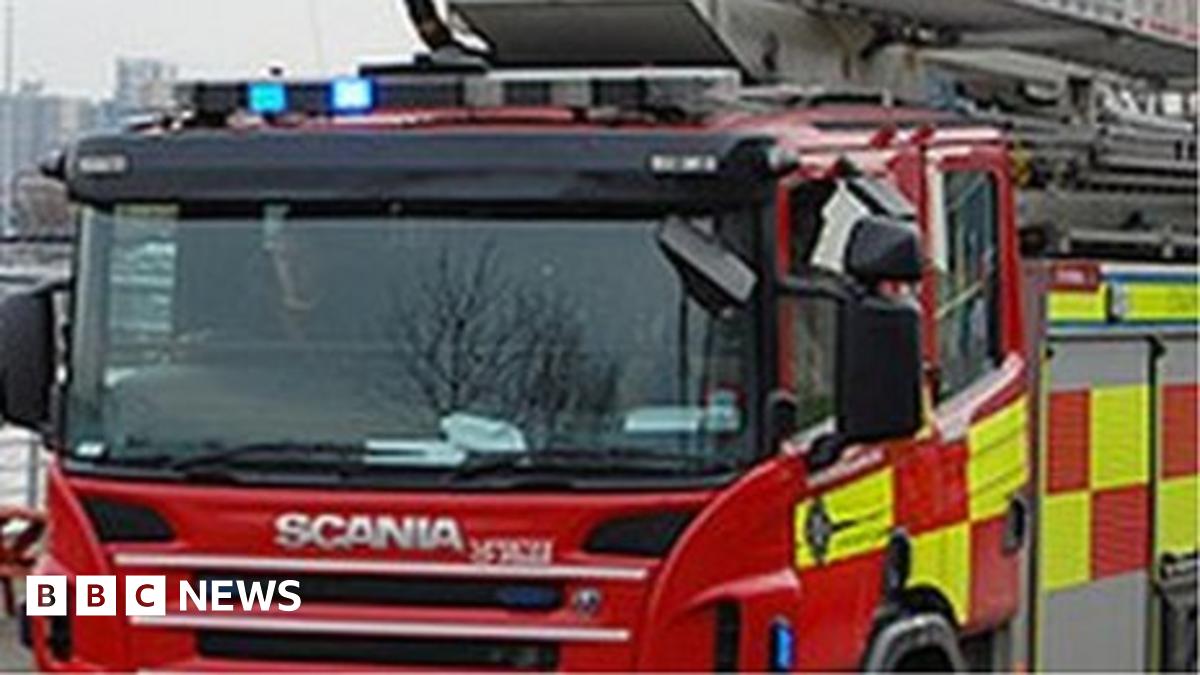 Firefighters tackle bus blaze at Torrance garage - BBC News