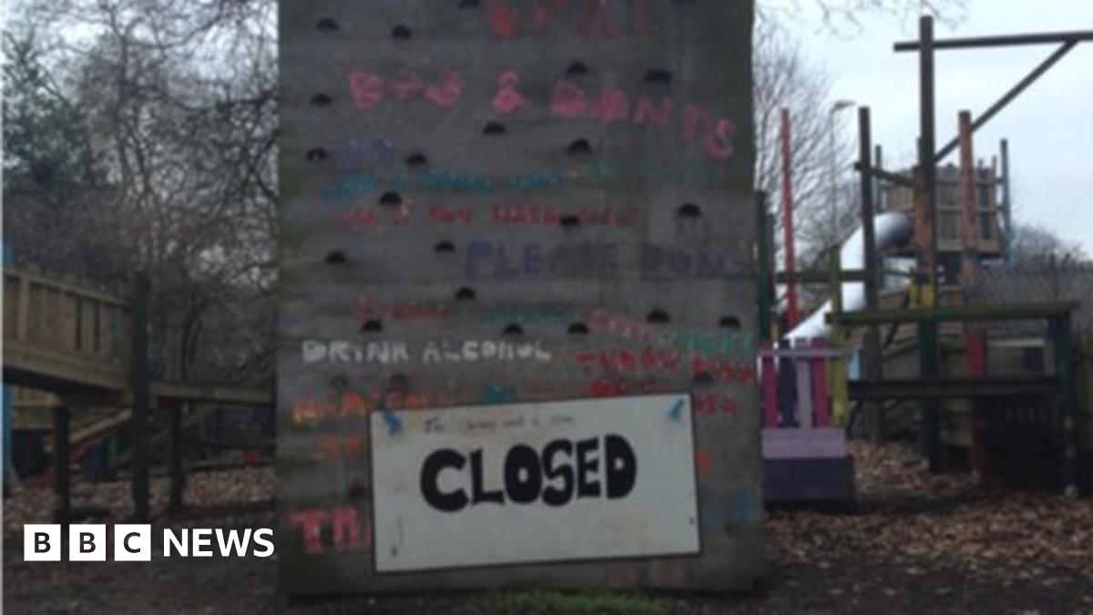 Battersea Park revamp protesters ordered to leave site - BBC News