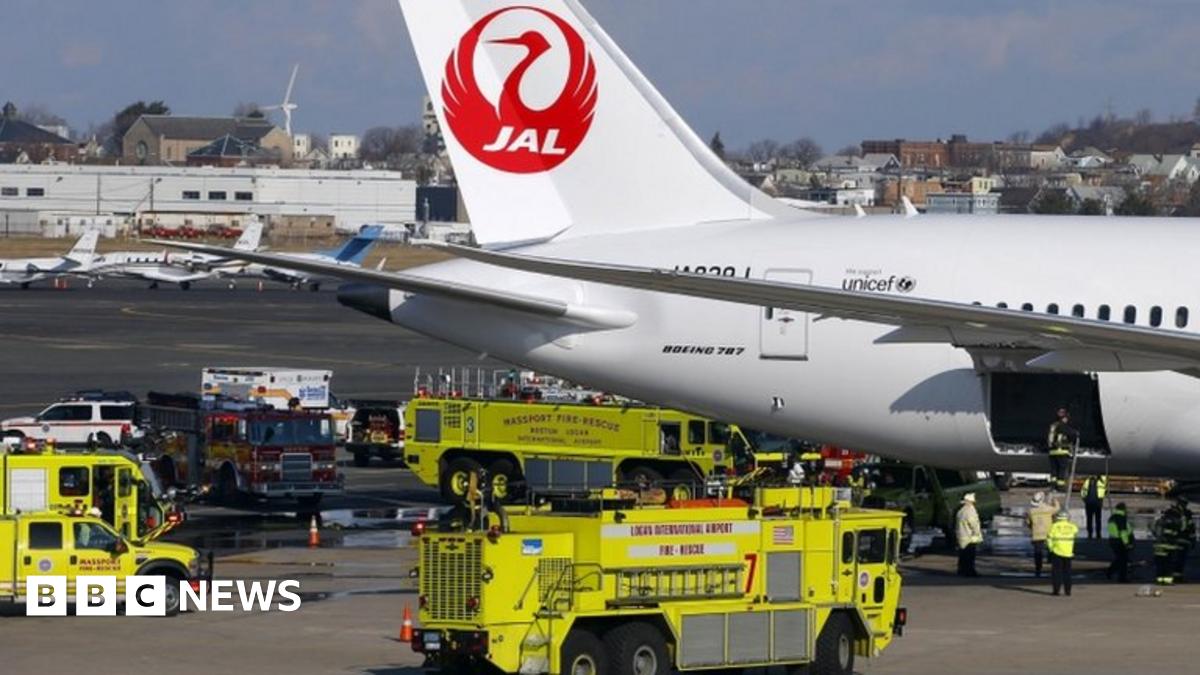 Boeing Dreamliner catches fire in Boston - BBC News