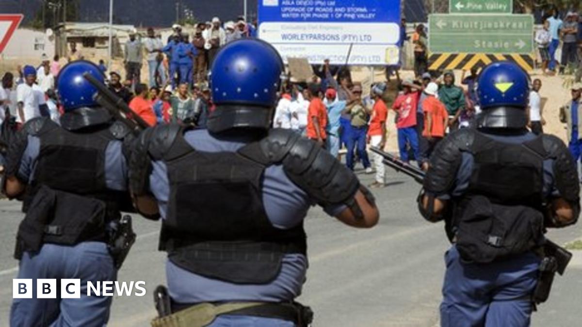 South African police arrested for murder - BBC News