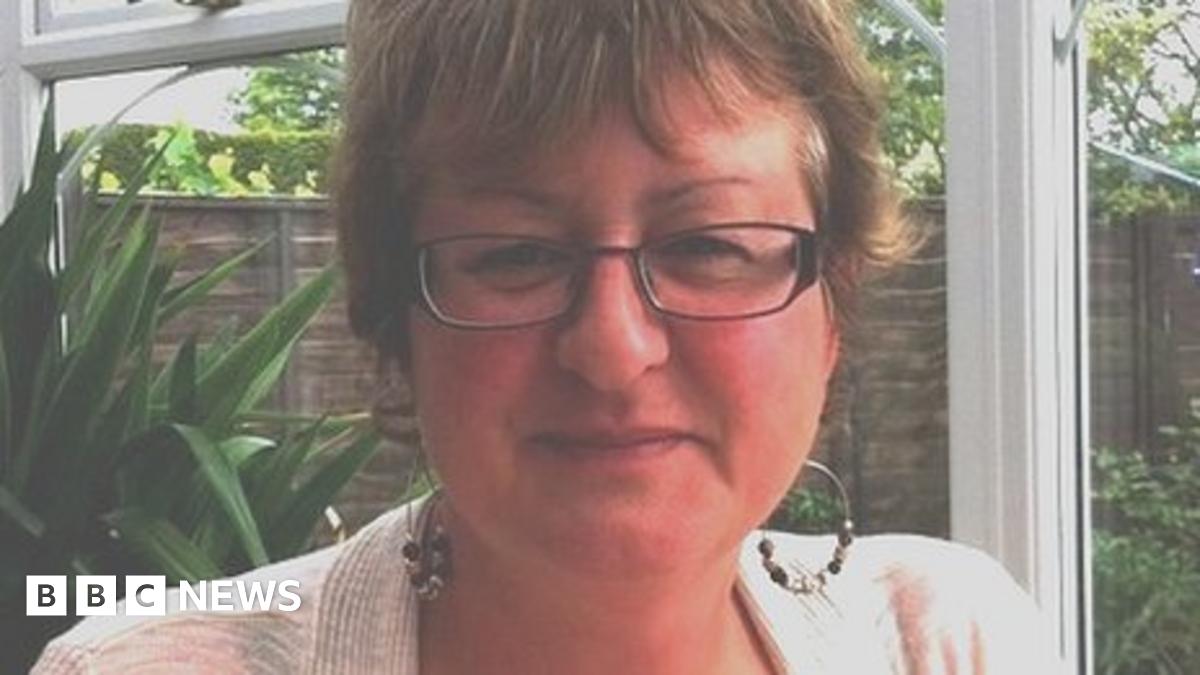 Tributes to cyclist who died after Hanchurch crash - BBC News