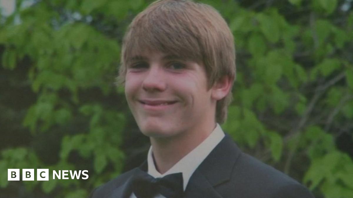 Charles Bateman's parents campaign for safer crossroads - BBC News