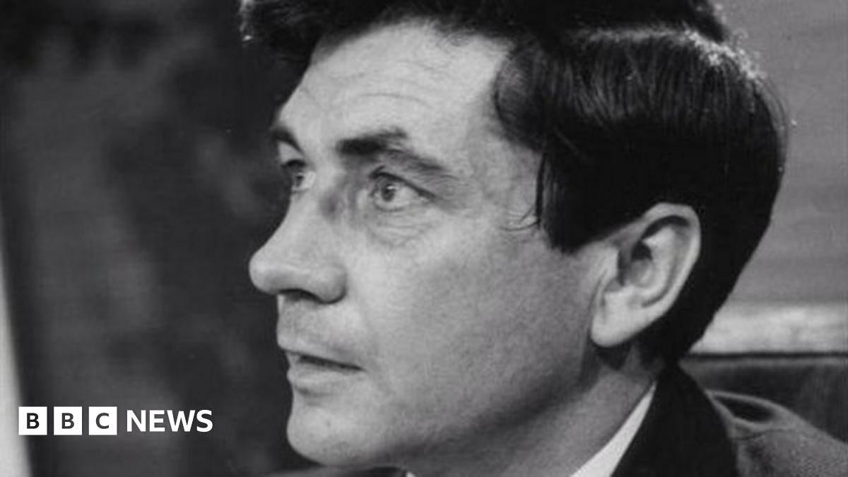 Author Robert Kee dies aged 93 - BBC News