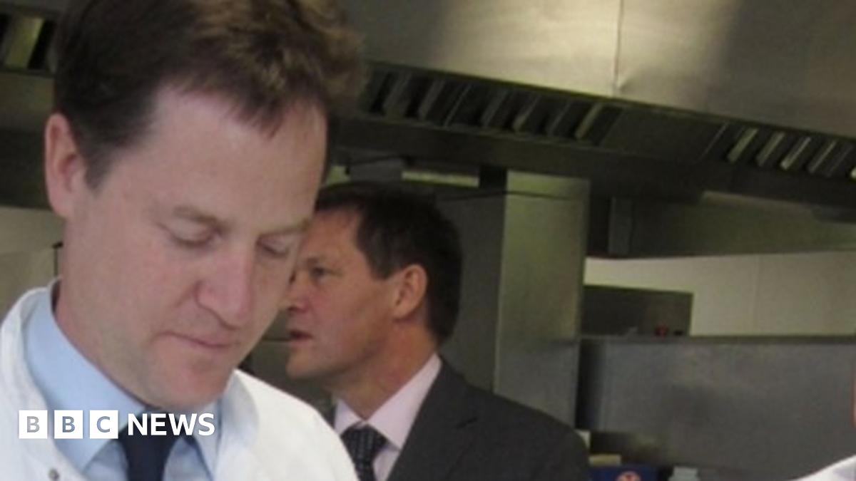 Nick Clegg turns chef at Penwith College in Cornwall - BBC News