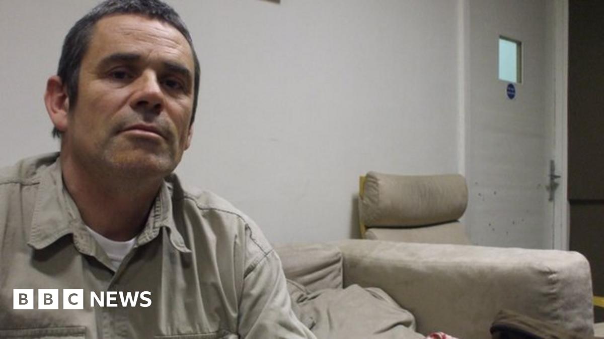 Paul Conroy, photographer injured in Syria, vows to return - BBC News