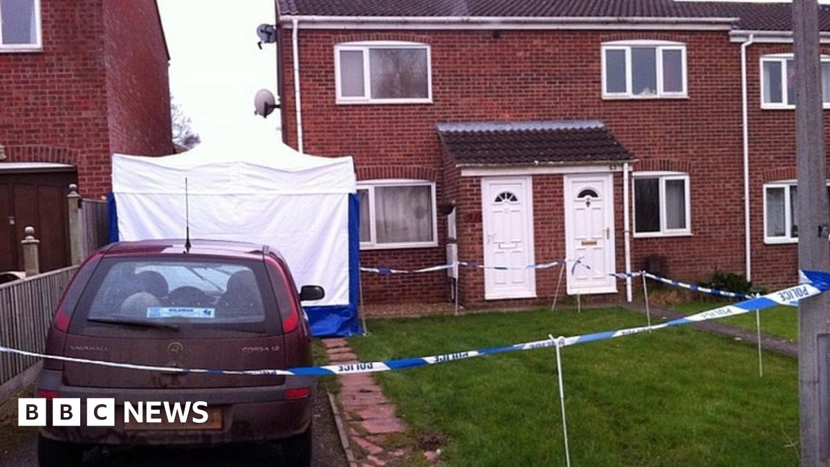 Man arrested after Melksham body find 'hospitalised' - BBC News