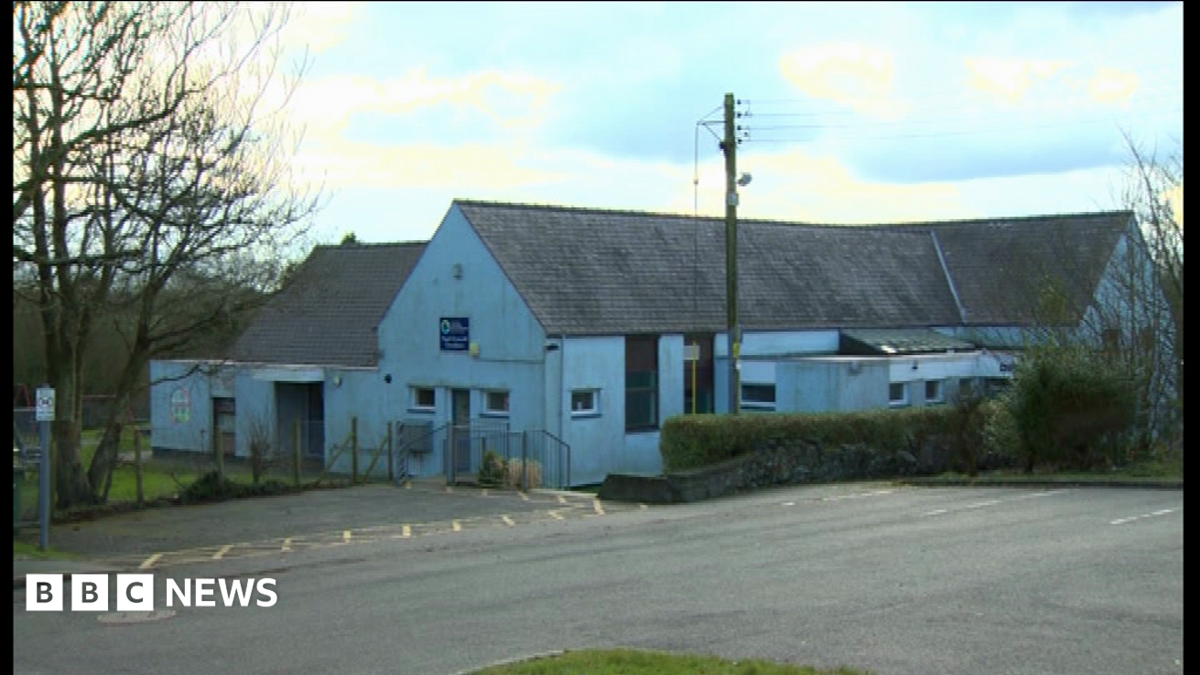 Anglesey schools: Closure plans move a step closer - BBC News