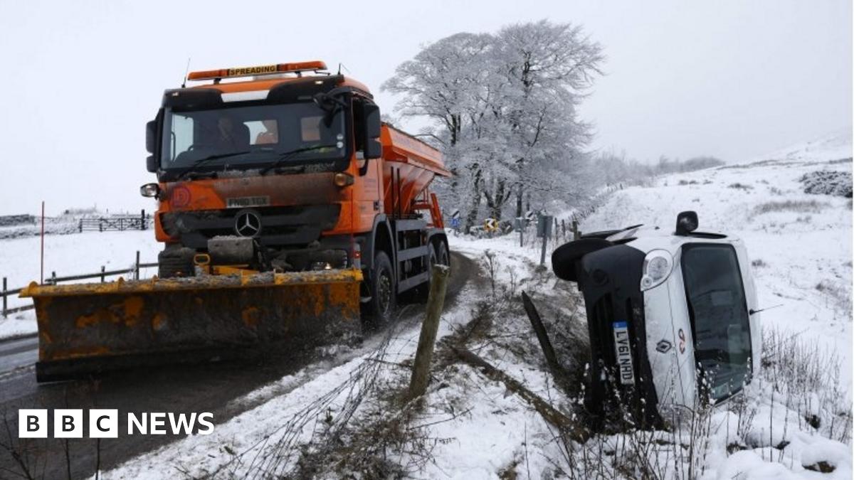 UK weather: Band of snow spread across country - BBC News