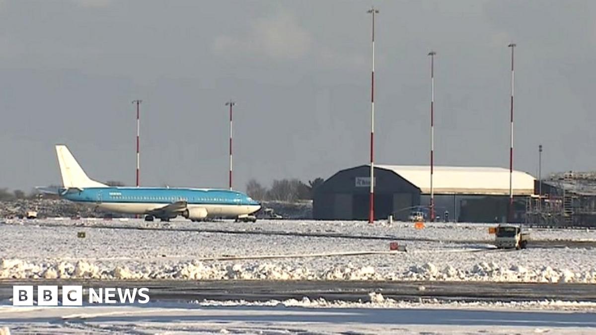 Norfolk snow disrupts schools and transport - BBC News