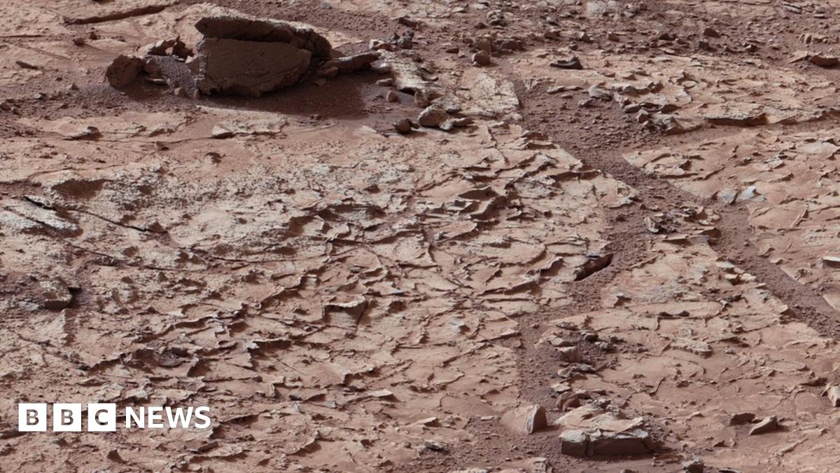 Curiosity Mars rover eyes rock drill site - BBC News