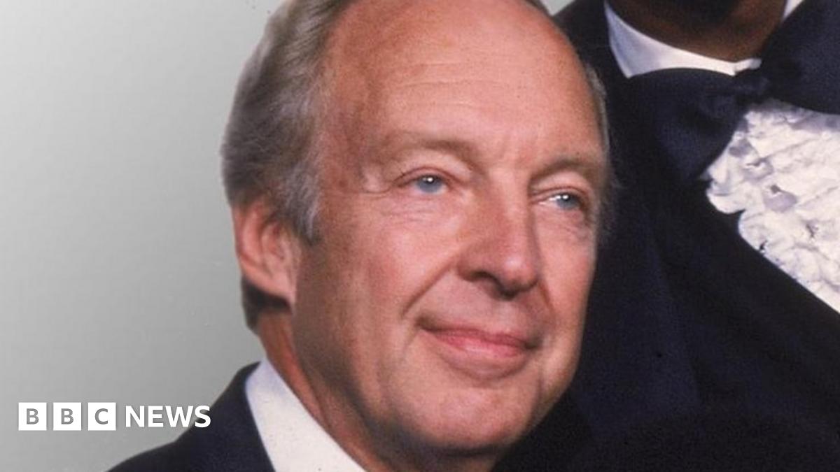 Diff'rent Stroke actor Conrad Bain dies aged 89 - BBC News