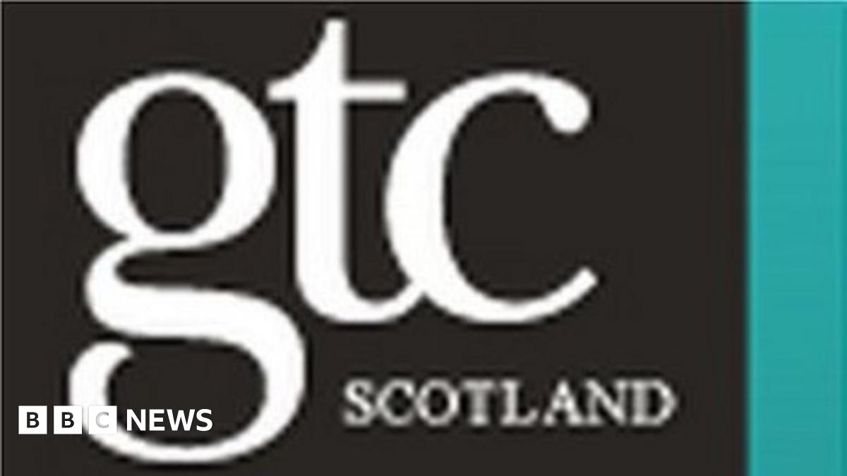 Music teacher Timothy Geaney struck off over indecent images - BBC News