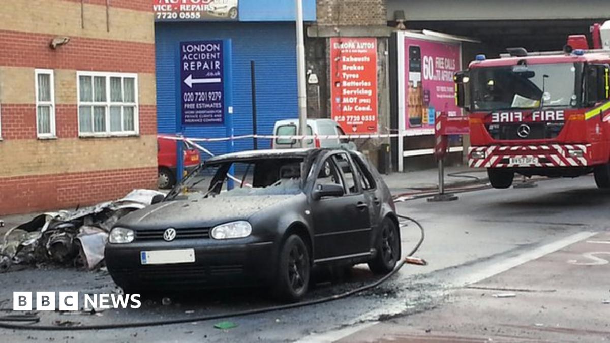 London helicopter crash: 'Flaming debris' over Vauxhall - BBC News