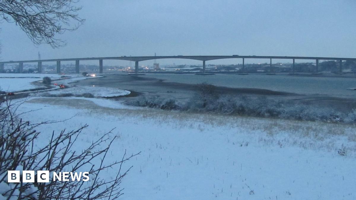 Suffolk weather: Gritting teams ready for big Sunday snowfall - BBC News