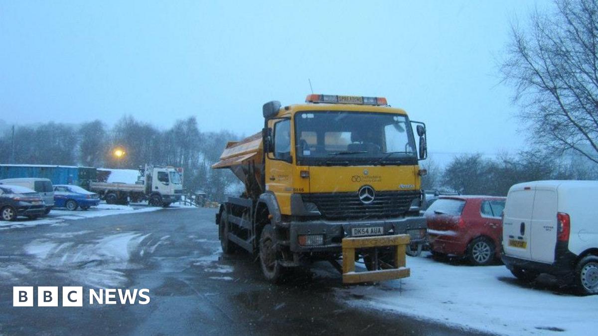 Gritters out in Staffordshire after ice warning - BBC News