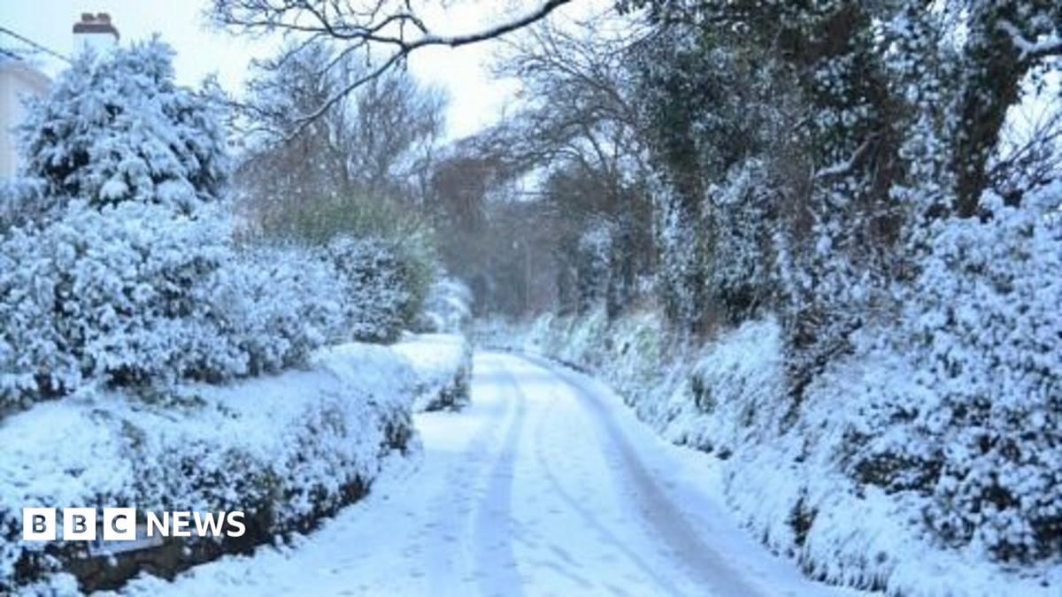 Snow closes Guernsey Airport for eight hours - BBC News