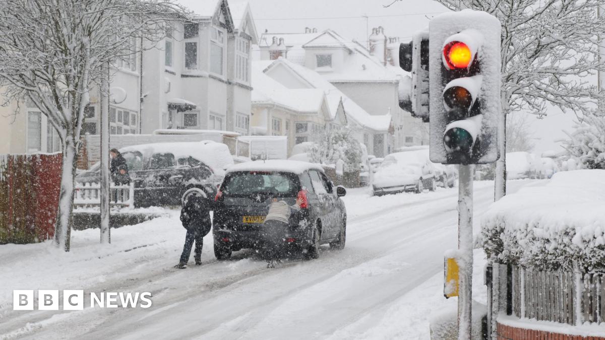 Bristol snow: Gritting fleet prepares to salt city roads - BBC News