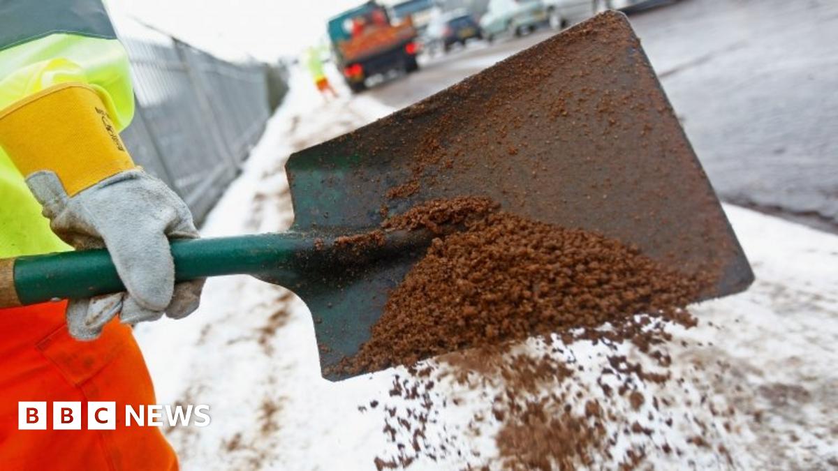 A39 in Devon reopens after snowdrifts cleared - BBC News