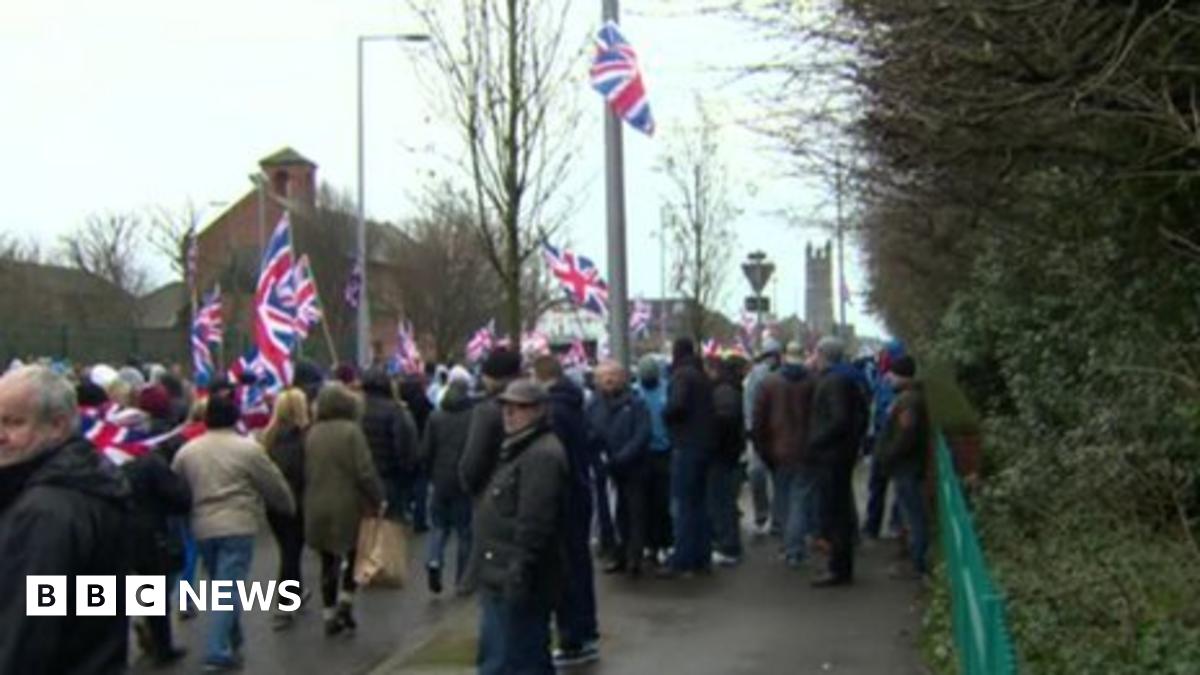 Facebook told to remove flag protest pages - BBC News
