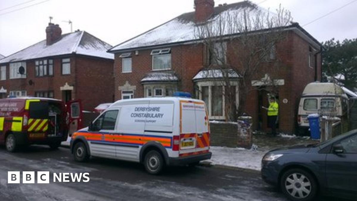 Derby house fire: Dog 'tried to save partially deaf owner' - BBC News